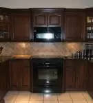 小型厨房配有经典的棕色家具
