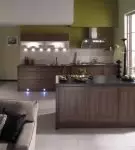 स्वयंपाकघर मध्ये तपकिरी फर्निचर आणि हिरव्या भिंती