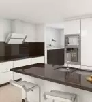 Цёмна-карычневыя стальніца і фартух на кухні ў белым колеры