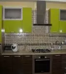 Кафяви зелени слушалки в кухнята