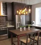 एक छोटी रसोई में भूरे रंग के फर्नीचर और सजावट