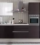 简单的棕色家具在厨房里