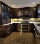 Litet kök med brunt golv och möbler