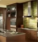 小厨房用简单的棕色家具