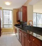 Dapur sempit dengan perabotan cokelat di rumah