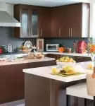 लॅब्रोनिक तपकिरी फर्निचरसह मोठ्या स्वयंपाकघर