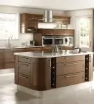 Ö i köket med bruna snygga möbler