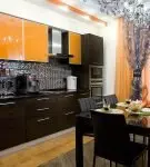 Кафяви оранжеви слушалки в кухнята в апартамента