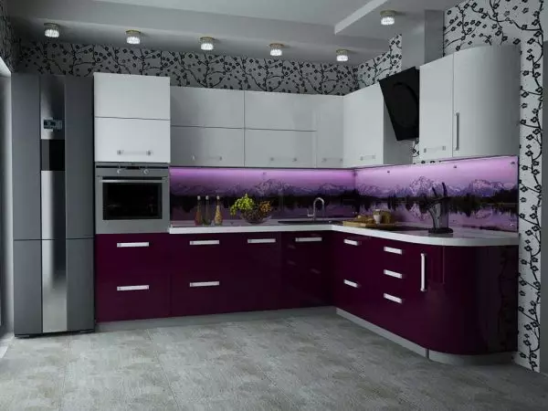 Bílá fialová kuchyně se vzory na stěnách