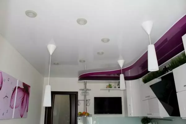 Teto branco roxo de duas cores na cozinha