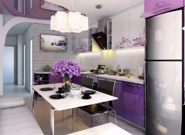 Vaso con fiori in una piccola cucina con un ante viola