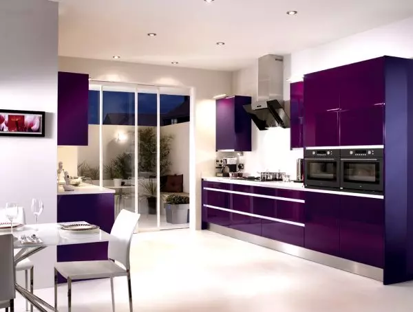 Fioletowy zestaw w kuchni - jadalnia z białym sufitem i podłogą