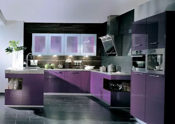 Tmavě šedá podlaha v kuchyni s fialovou hlavičkou