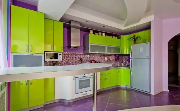 Połączenie zielonego zestawu słuchawkowego i fioletowych ścian w kuchni z białym sufitem