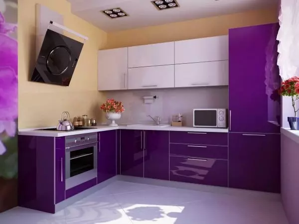 Mobili bianchi-viola in cucina nell'appartamento