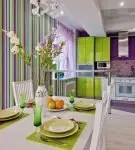 Světlé kombinace salátu, fialové a bílé v interiéru kuchyně
