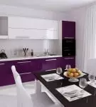 Einfaches Innere der weißen lila Küche in der Wohnung
