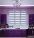 Deckenbeleuchtung um den Umfang in der Küche mit lila Möbeln