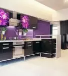 Grande cucina con una testata nera e viola e un muro luminoso
