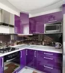 Zástěra s fotoppartem v kuchyni s bílým fialovým nábytkem