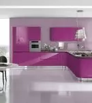 Prostorný kuchyňský obývací pokoj s fialovým nábytkem