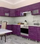 Auriculares roxos com fachadas listradas na cozinha brilhante