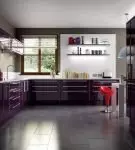 Mobili viola scuro e soffitto bianco per una grande cucina