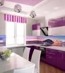 Cortinas listradas na cozinha com móveis brancos-roxos