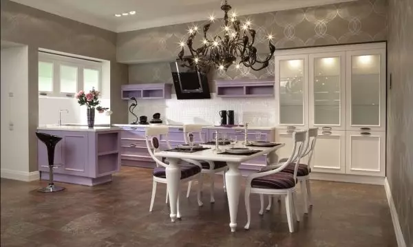 Klasyczne wnętrze kuchni w kolorach białych fioletowych