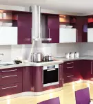 Lesklý fialový headset na pozadí bílé zdi kuchyně
