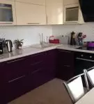 Auricolare beige viola e grembiule bianco in cucina