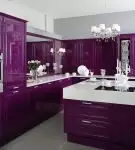 Meble fioletowy i biały sufit w kuchni
