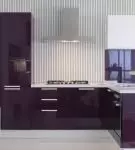 Moderne keuken met wit-paarse meubels