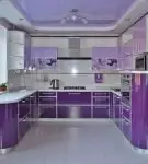P-förmiger weiß-lila Kopfhörer in der Küche
