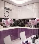 Auriculares e avental de roxo branco com padrão floral na cozinha