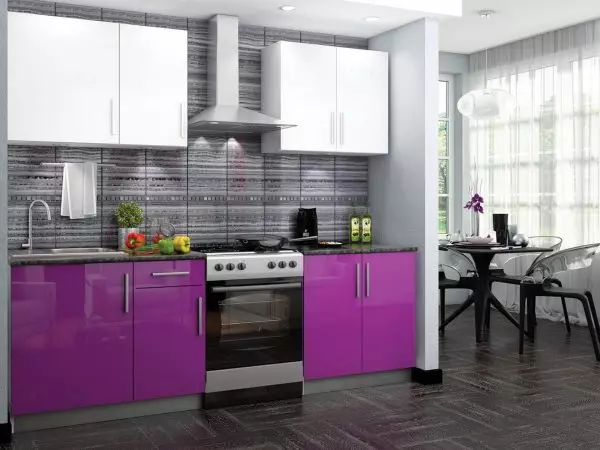 दो रंग के शीर्षक के साथ रसोई-डाइनिंग रूम