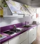 Biały zestaw słuchawkowy z fioletowym blatem na wąskiej kuchni