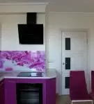 Gevormde schort op een kleine keuken met een wit-paarse garnitour