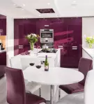 Witte tafel en paarse stoelen in de keuken met paarse meubels