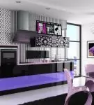 Stilvolle Küche mit schwarzen und lila Möbeln und weißem Finish
