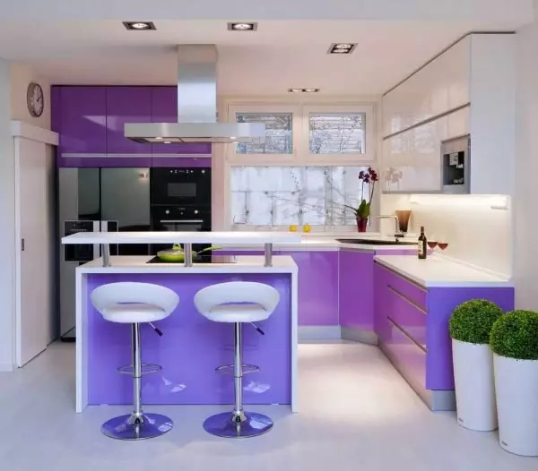 High-Tech Kitchen z fioletowymi i białymi detalami