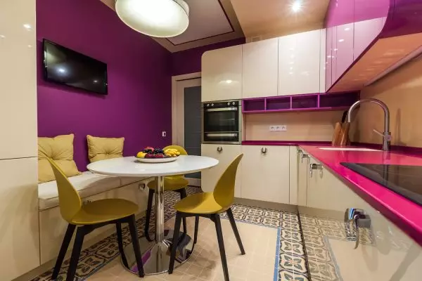 Světlý nábytek na pozadí fialové zdi v kuchyni