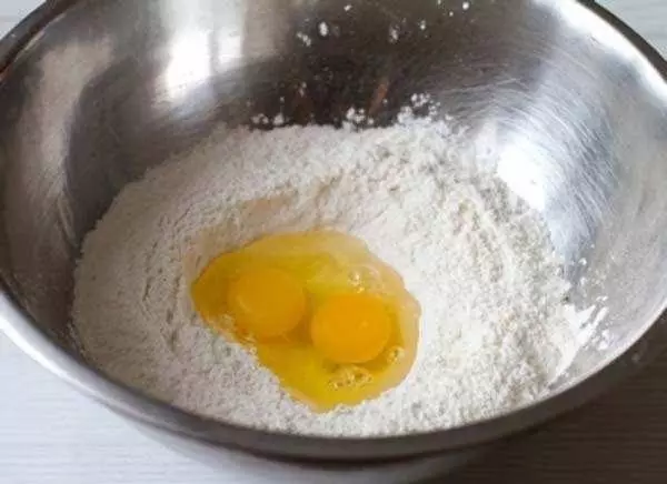 Eier zum Mehl