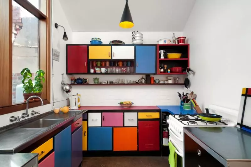 روشن باورچی خانے: تصویر، داخلہ، فیشن کے حل اور سجاوٹ میں سنترپت رنگوں کے ساتھ ڈیزائن کی مثالیں