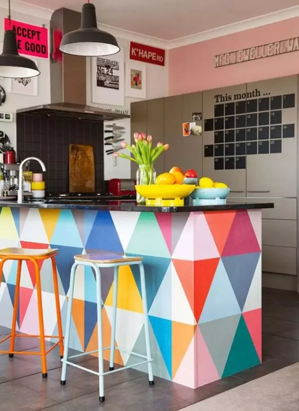 Интериор на многоцветна кухня