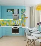 Μπλε και ανοιχτό πράσινο χρώμα στην ατμόσφαιρα της κουζίνας
