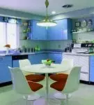 青いヘッドカードと緑の詳細のキッチン