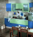 Синус зелени слушалки в кухнята в къщата