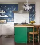 ブルーの壁紙や緑の家具付き料理