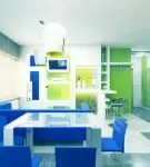 Cucina con mobili blu e dettagli verdi